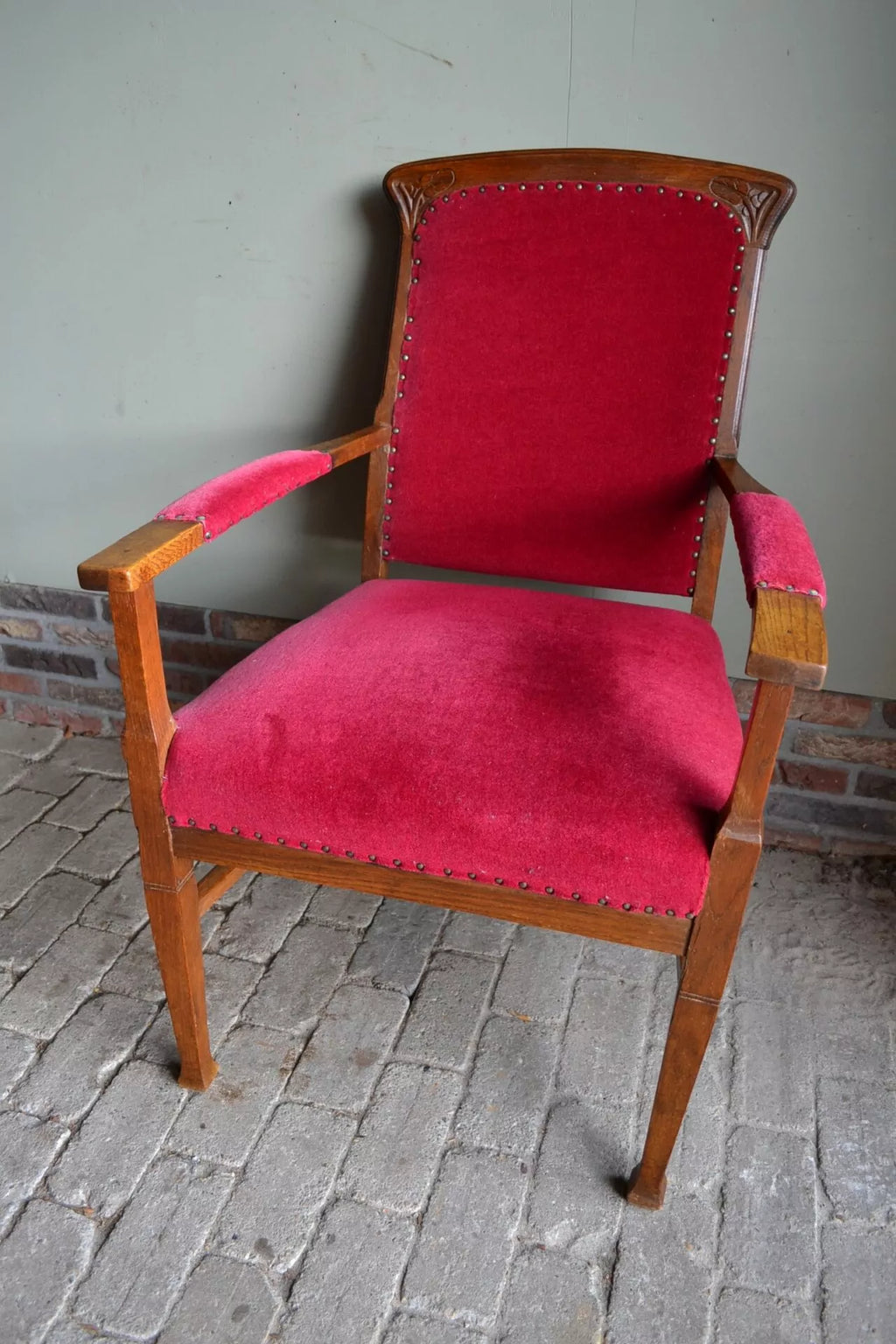 Antieke eiken Art Deco fauteuil met rode velours – Den Ouden Steegh